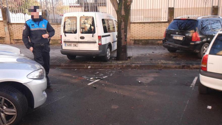 Choca Contra Dos Coches Aparcados Que Terminan empotrados En La Pared