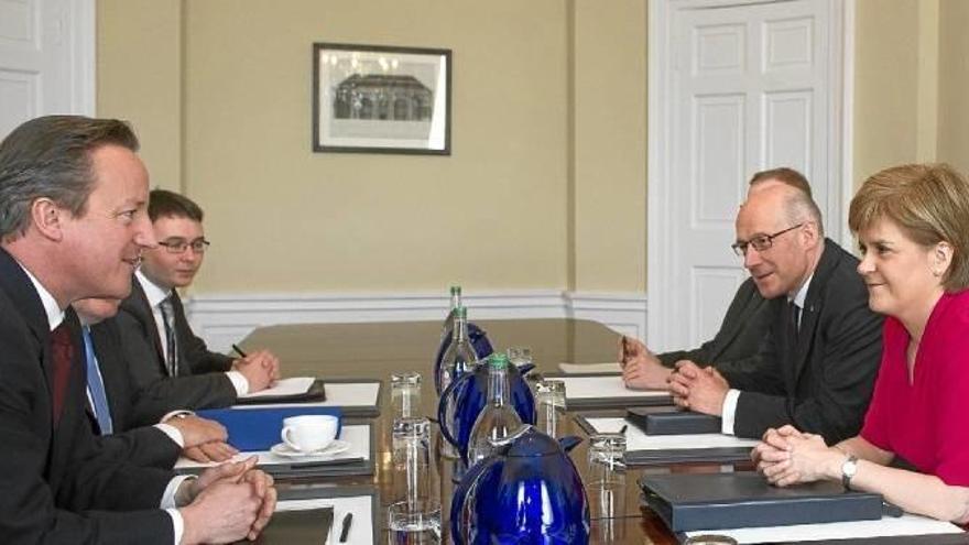 Cameron y Sturgeon abordan la ampliación de la autonomía de Escocia