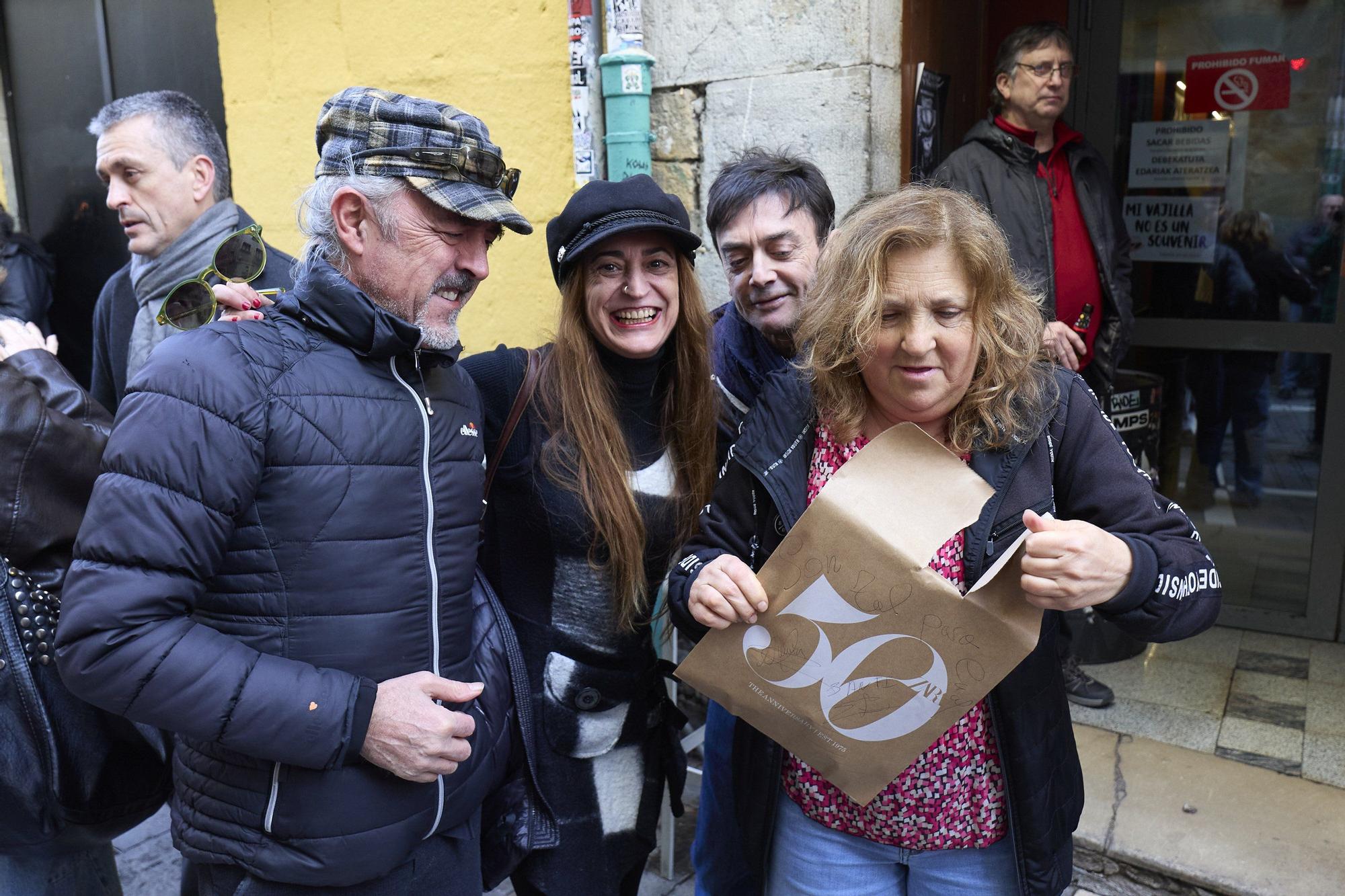 EN FOTOS | Homenaje del barrio a Marisa, que se ha jubilado del bar ...