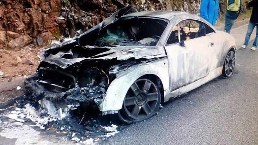 Un coche con matrícula francesa arde mientras circulaba por la N-121