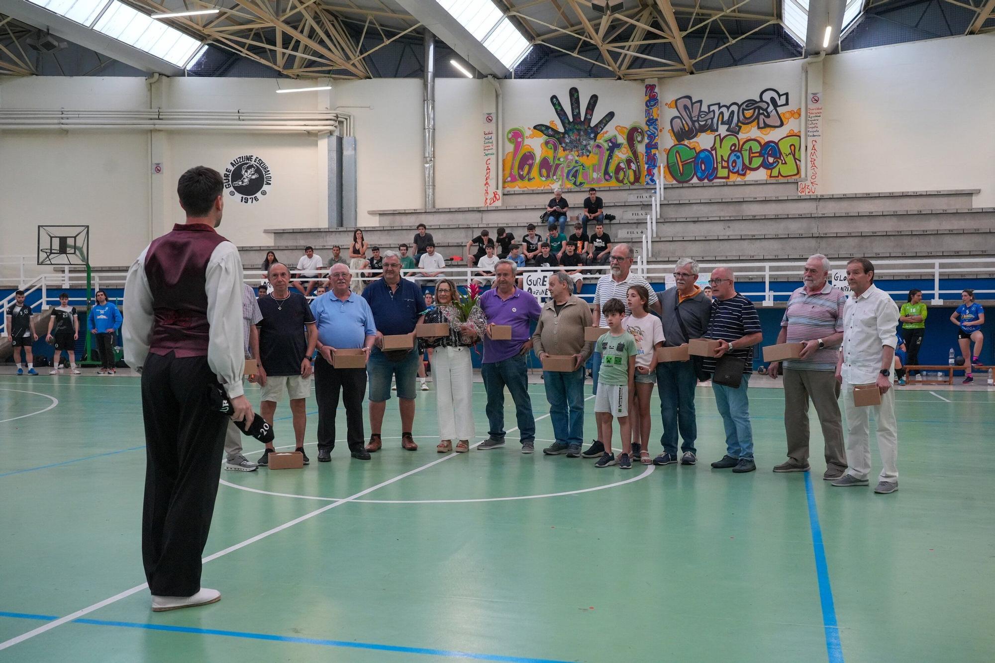 Homenaje y fiesta del balonmano en el IV Memorial 'Txapelas'