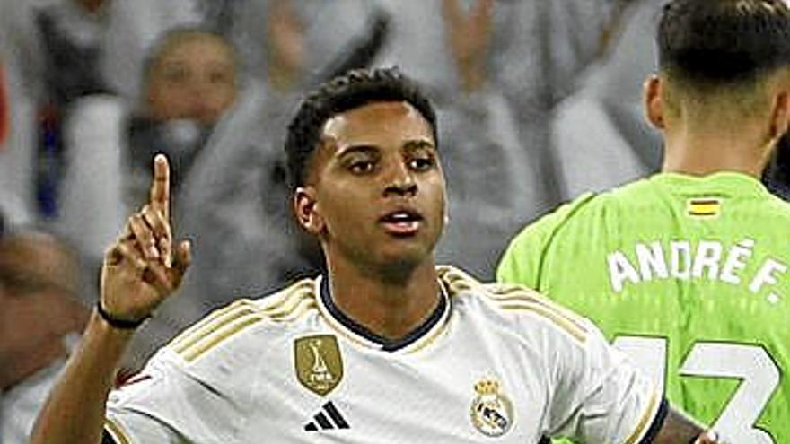 El Real Madrid cumple para seguir de líder