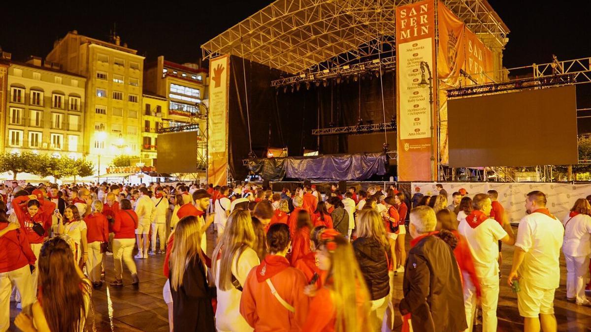 Detenido por pegar a una mimo en la Plaza del Castillo que quedó inconsciente