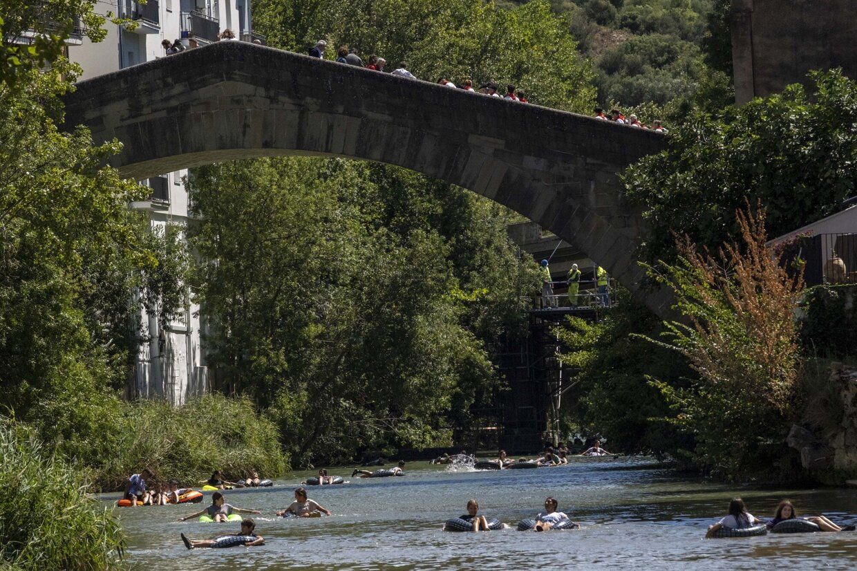 Fiestas de Estella: cucaña en el Río Ega