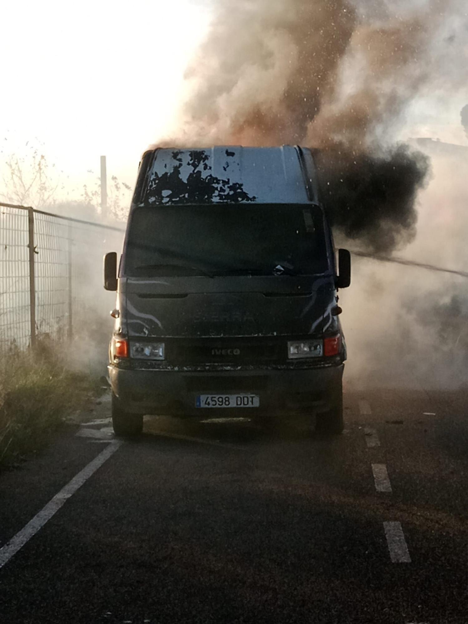 Fotos del incendio de una furgoneta en Tudela