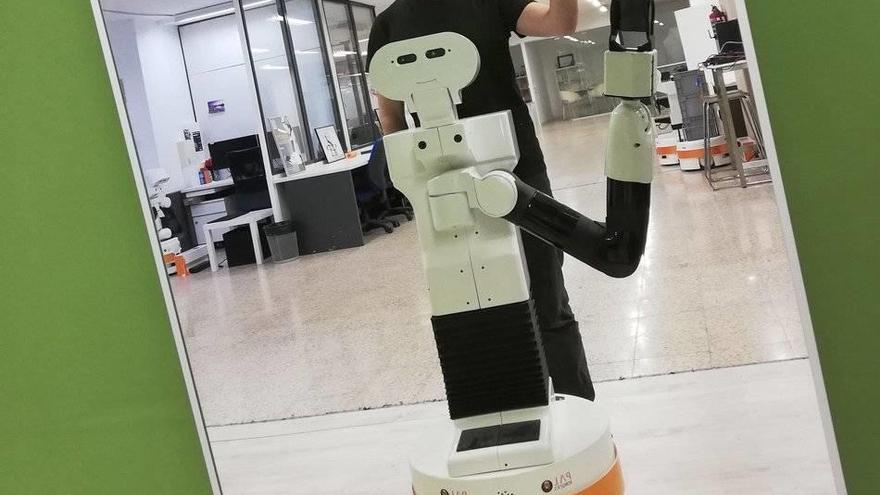 Tiago, un robot capaz de reconocerse en el espejo