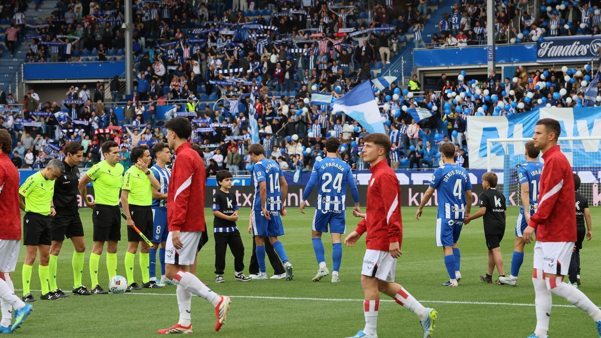 LaLiga denuncia cánticos contra España y la selección en el Alavés ...