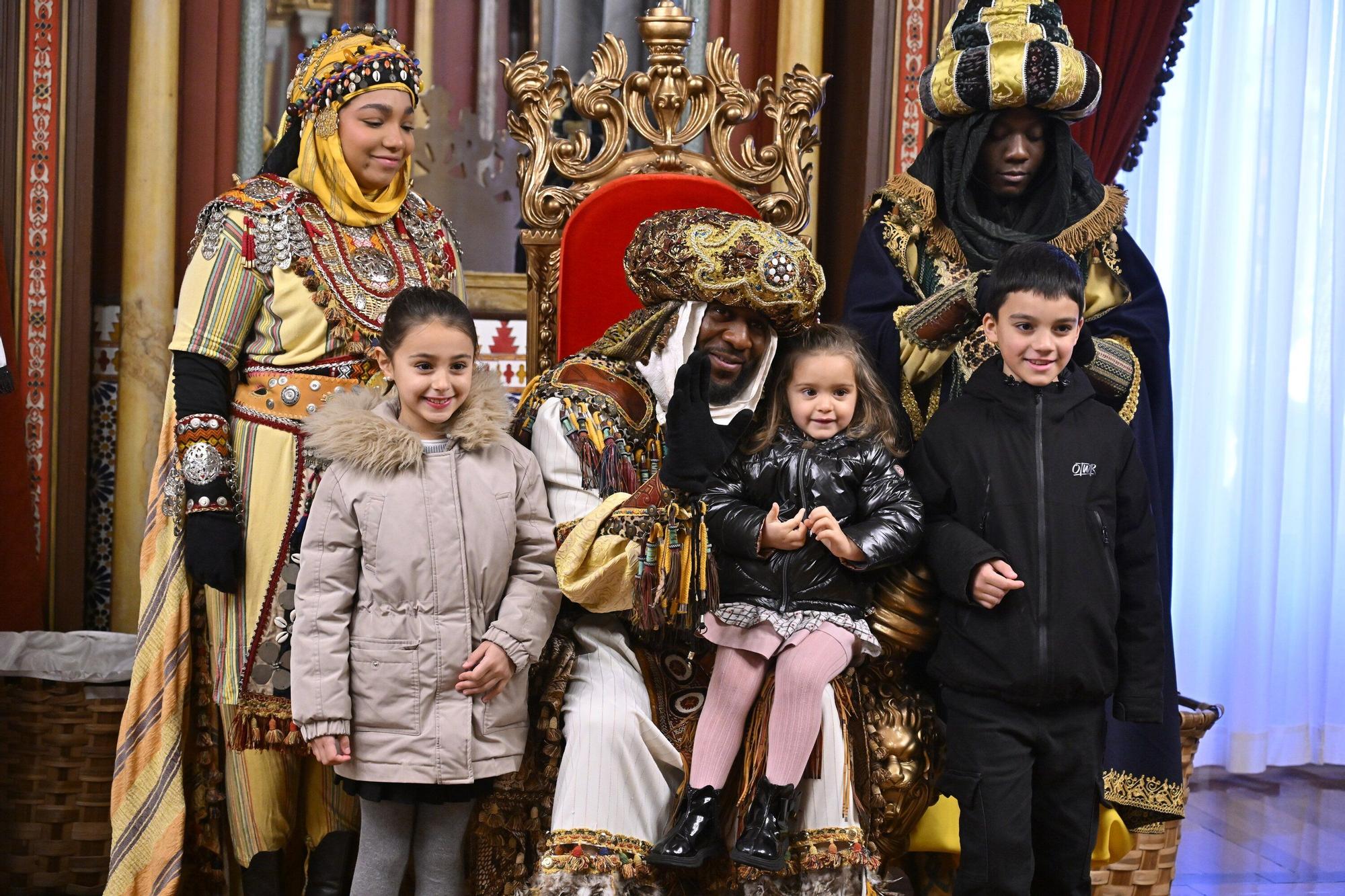 En imágenes: los Reyes Magos reciben la ilusión de los niños de Bilbao