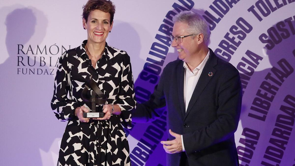 Chivite recibe el premio Ramón Rubial por la defensa de los valores ...