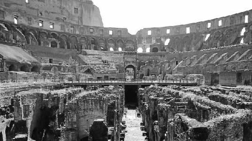 Desde la arena del Coliseo romano