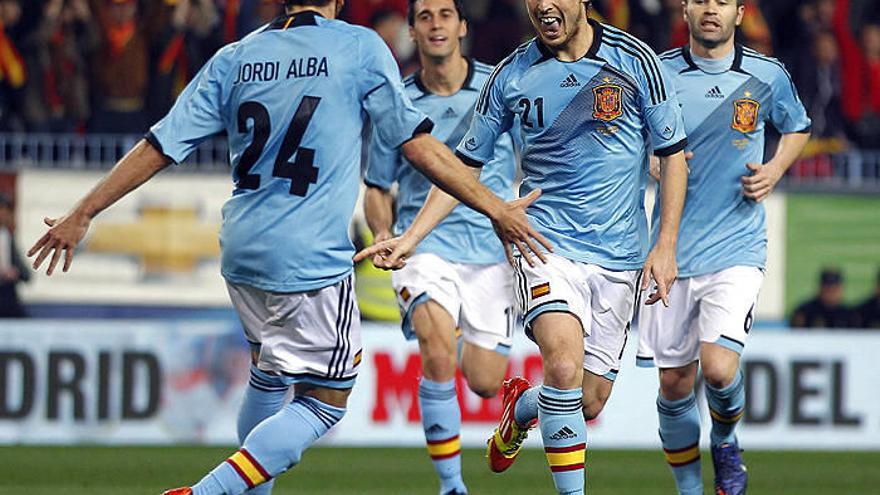 Iniesta y Silva desatan la magia; Soldado 'remata' a Venezuela