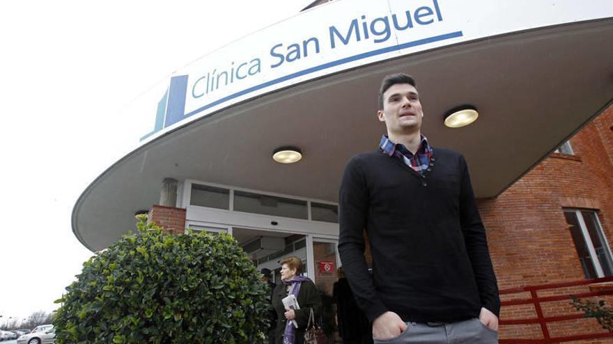 Eneko Satrústegui, operado de su rodilla derecha
