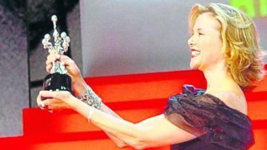 Annette Bening, Oliver Stone y Michelle Yeoh, en la apertura del Zinemaldi