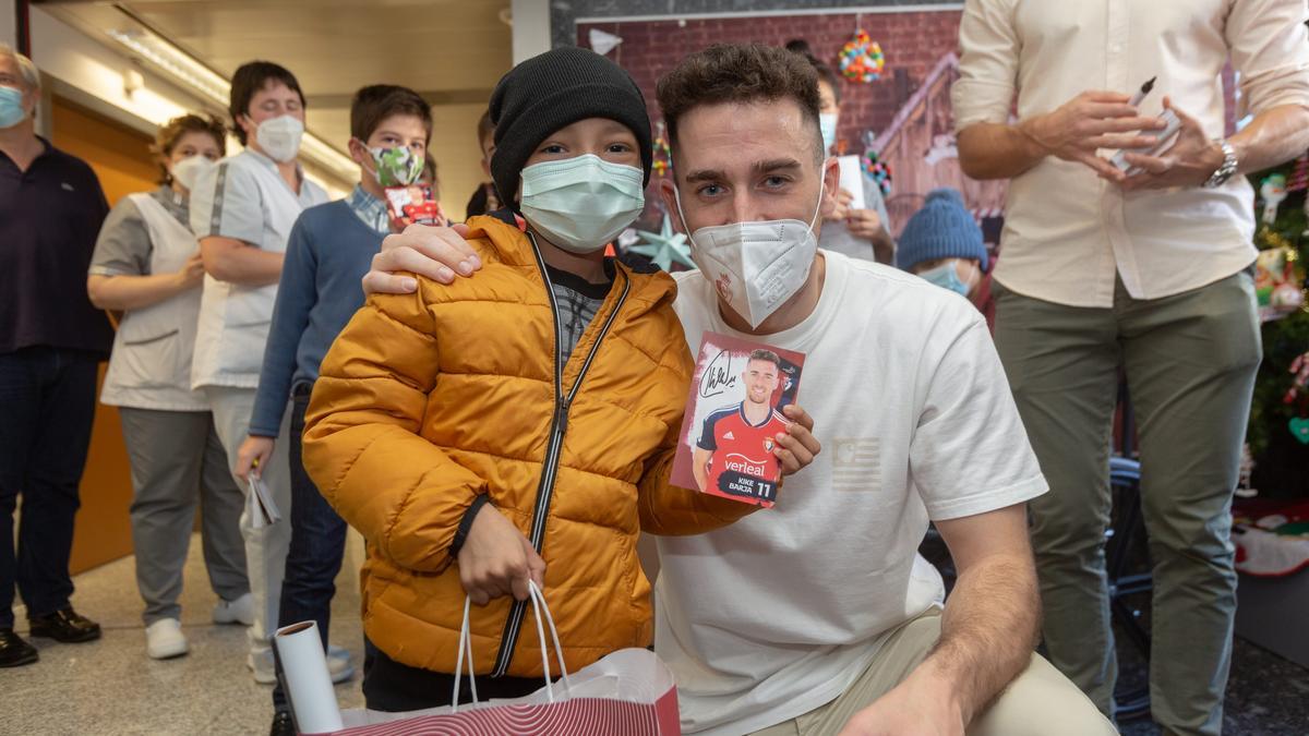 Osasuna realiza la tradicional visita a los niños hospitalizados