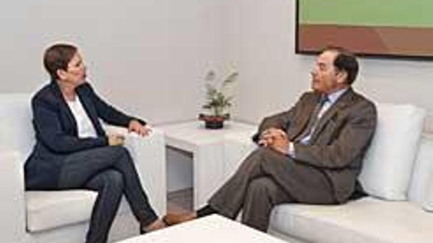 Felones entrega a Barkos la memoria del Consejo Social de la UPNA de 2014