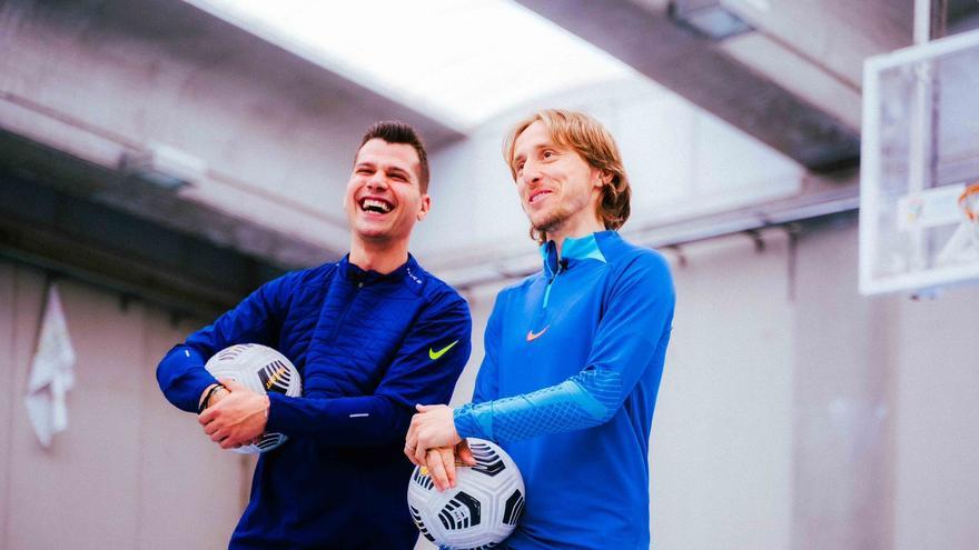 El navarro que triunfa con los vídeos de botas de fútbol con Modric ...