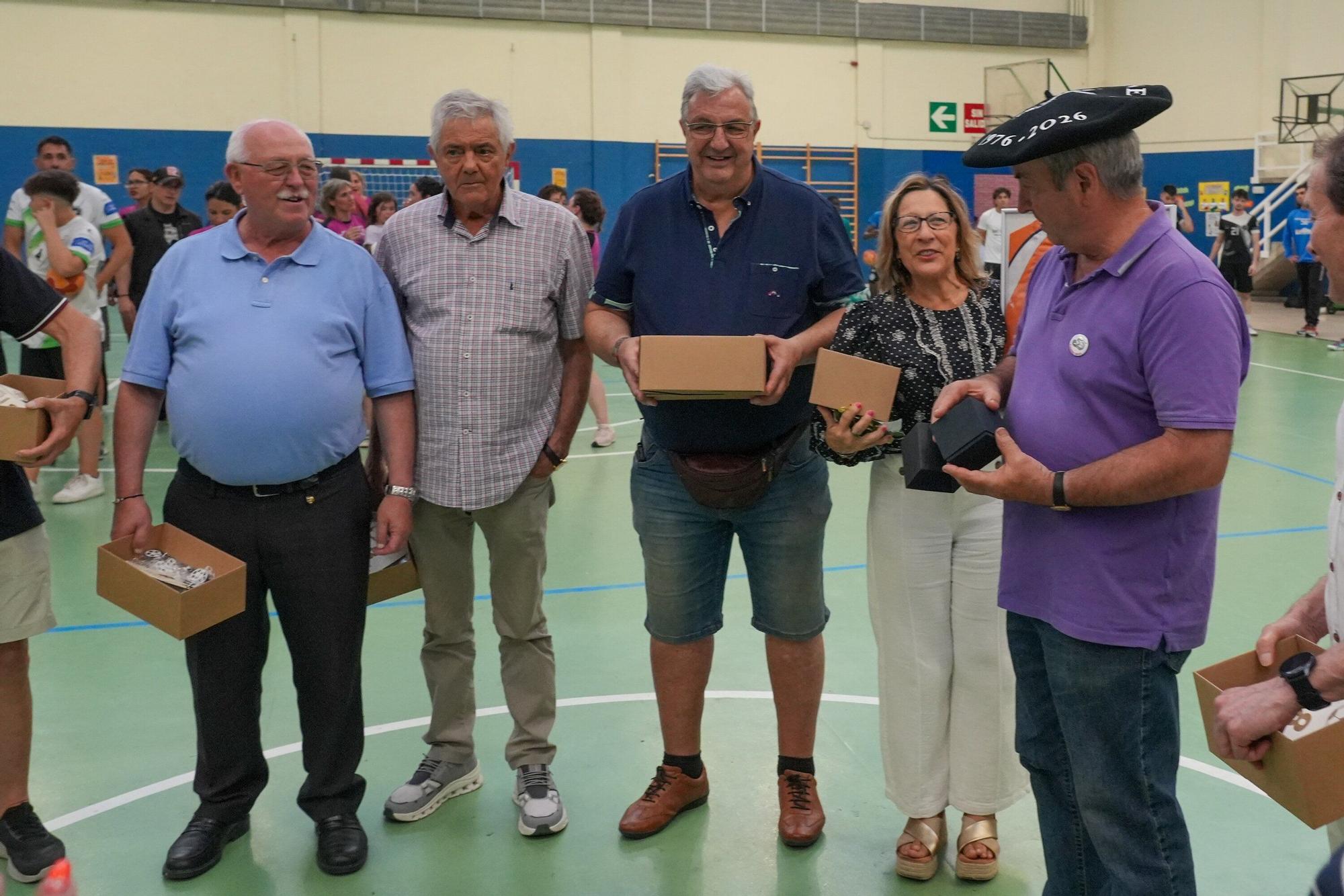 Homenaje y fiesta del balonmano en el IV Memorial 'Txapelas'