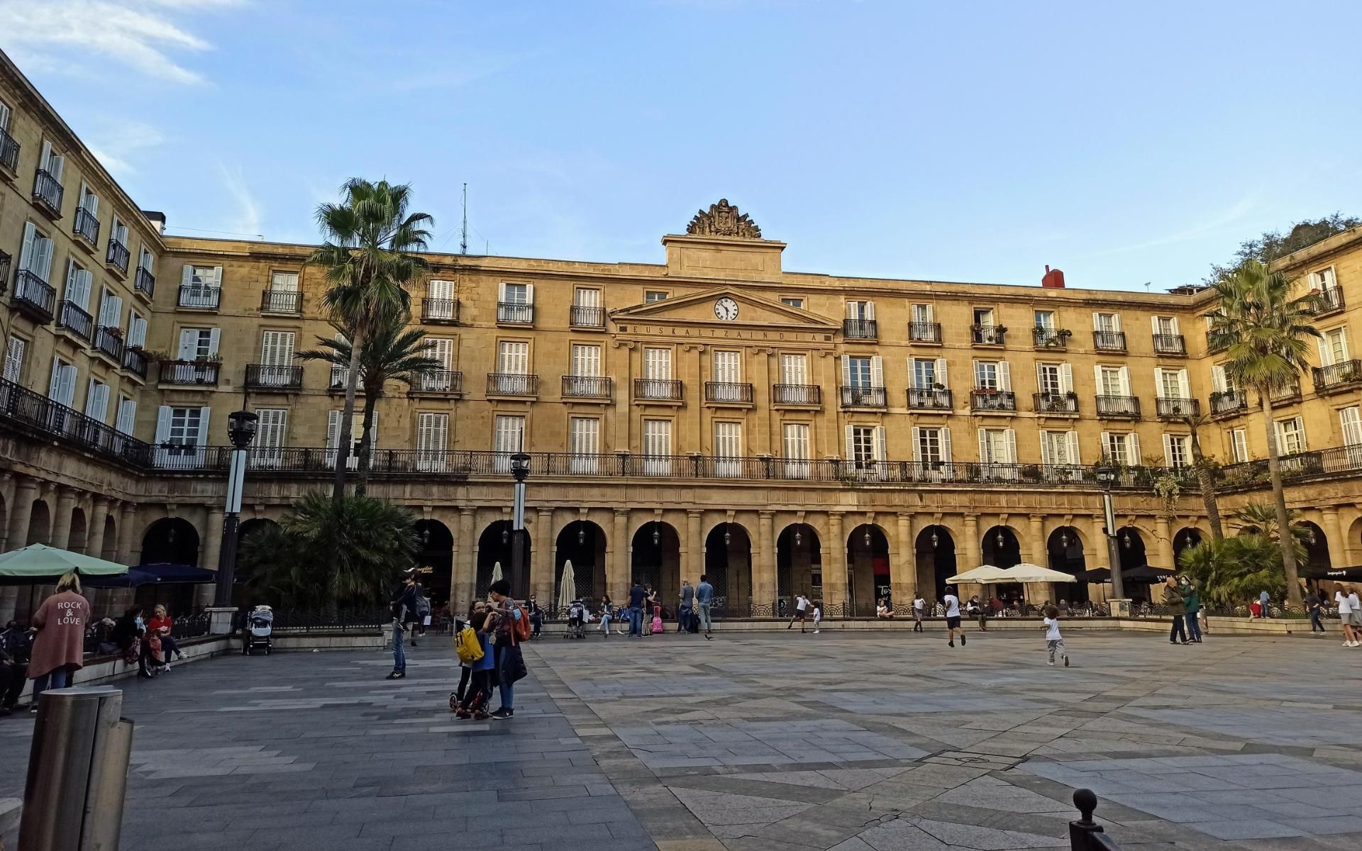 La plaza bilbaina que enamora a la revista Viajar: "Perfecta para ir de ...