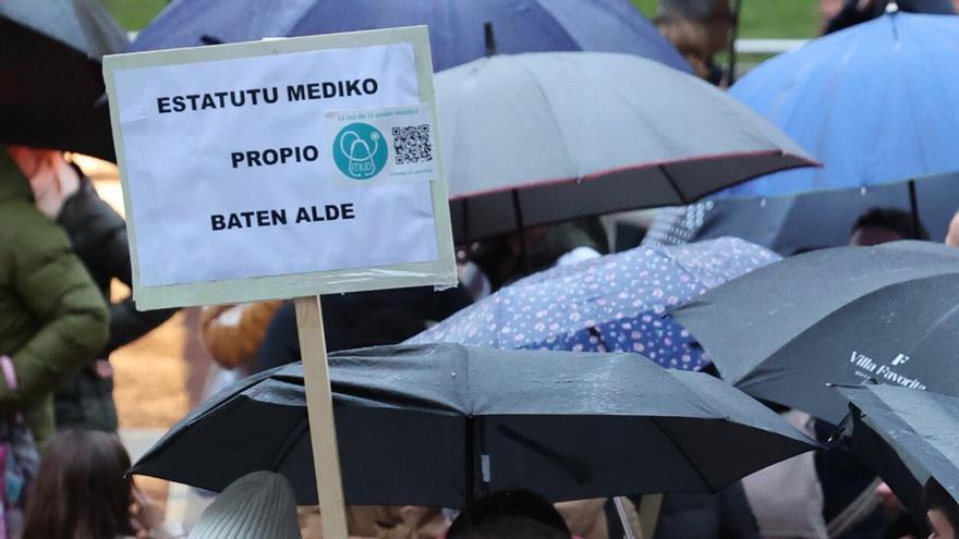 La segunda jornada de huelga de los médicos en Donostia, en imágenes