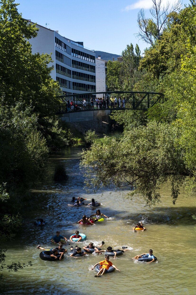 Fiestas de Estella: cucaña en el Río Ega