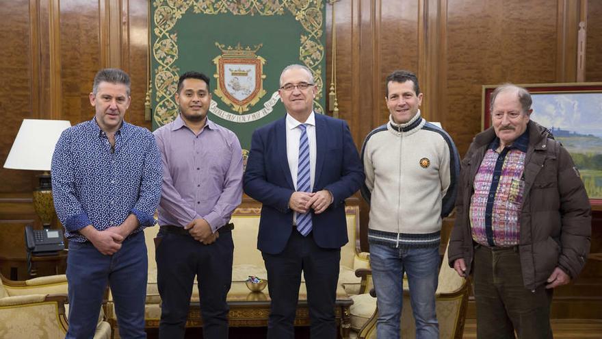 Maya se reúne con el representante municipal del departamento ...