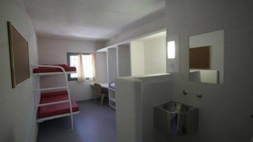 Primera noche entre rejas en la misma celda