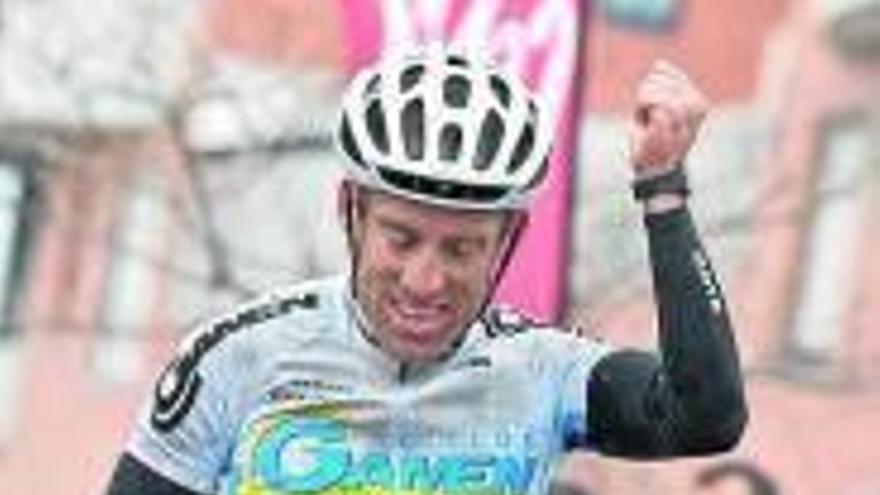 Casabal sorprende al pelotón y se lleva el V Trofeo Óscar Llanos