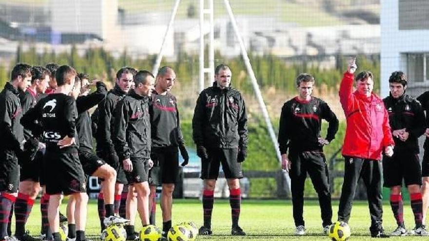 Camacho ordena sesión de recuperación y vídeo para estudiar al Real Madrid