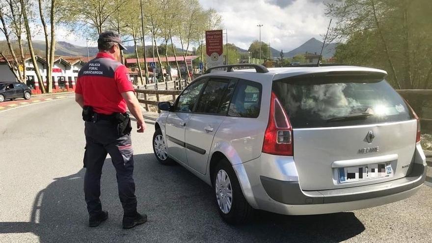 Imputada por salirse de la vía y circular sin el neumático delantero