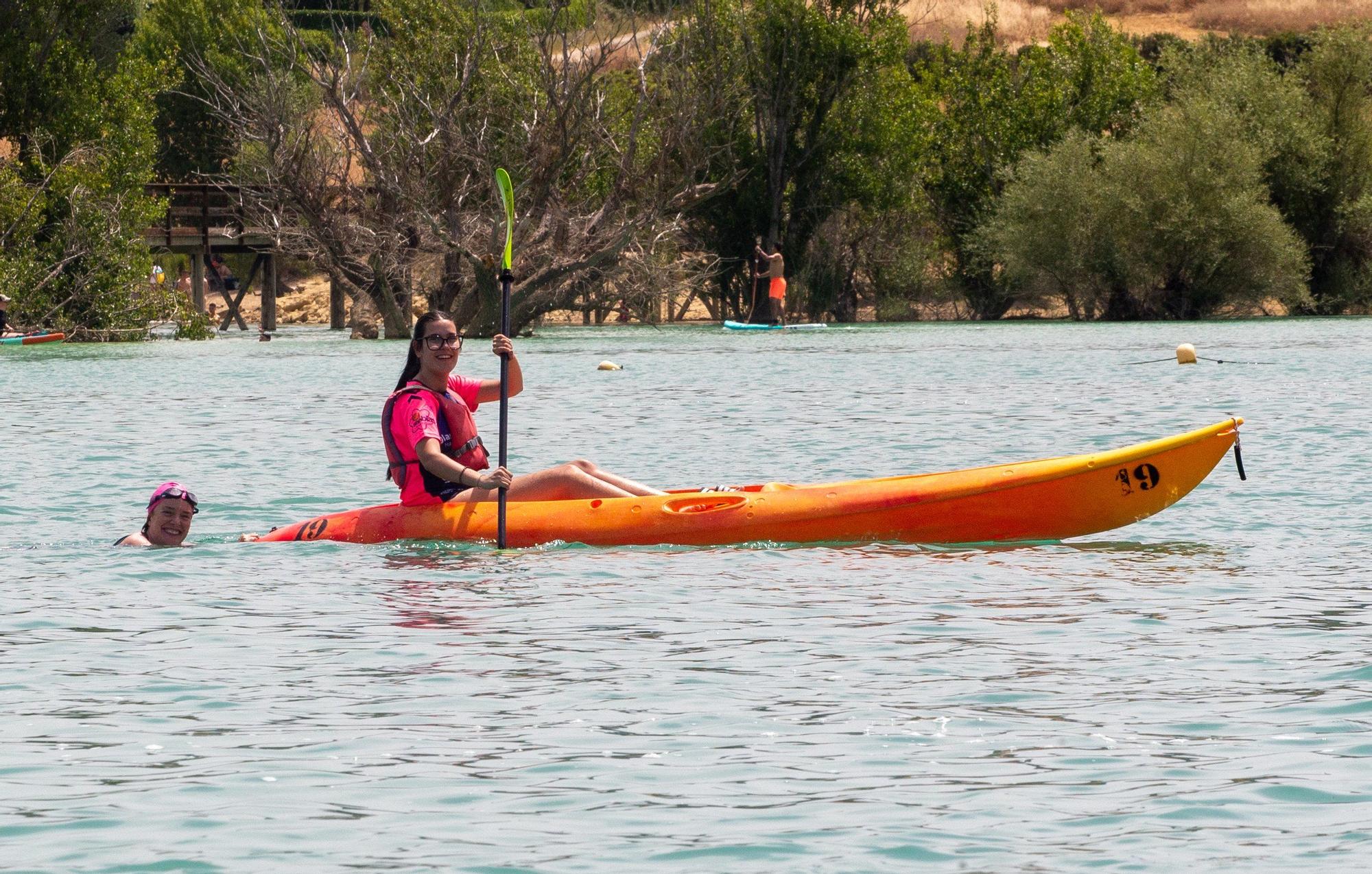 Los navarros se guarecen del calor en el pantano de Alloz