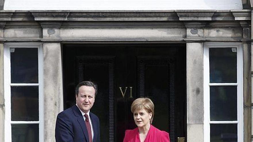 Cameron y Sturgeon abordan la autonomía de Escocia