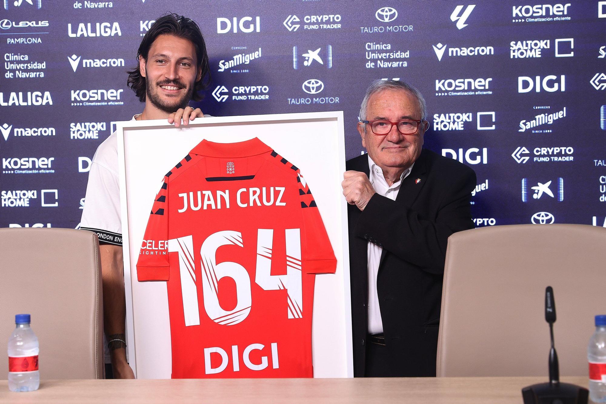 Fotos de la rueda de prensa de despedida de Juan Cruz de Osasuna
