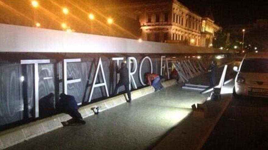 El rótulo del teatro Fernán Gómez vuelve a su sitio original tras ser ...