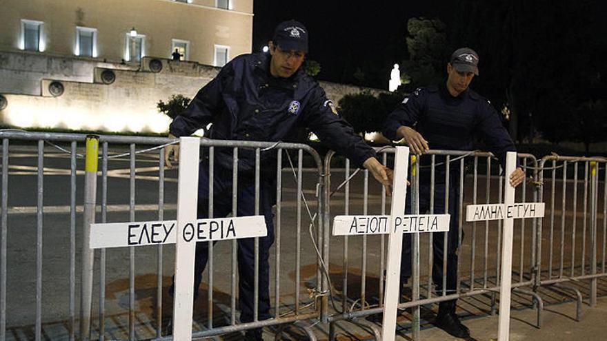 Grecia alquilará a sus policías por 30 euros la hora