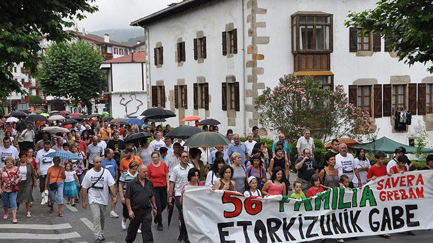 Cientos de personas se manifiestan en Bera contra la rescisión de 56 ...