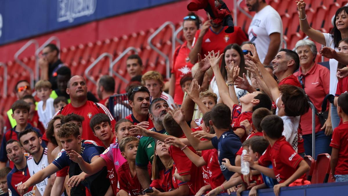 La afición de Osasuna responde pese al malestar por el cambio de horario