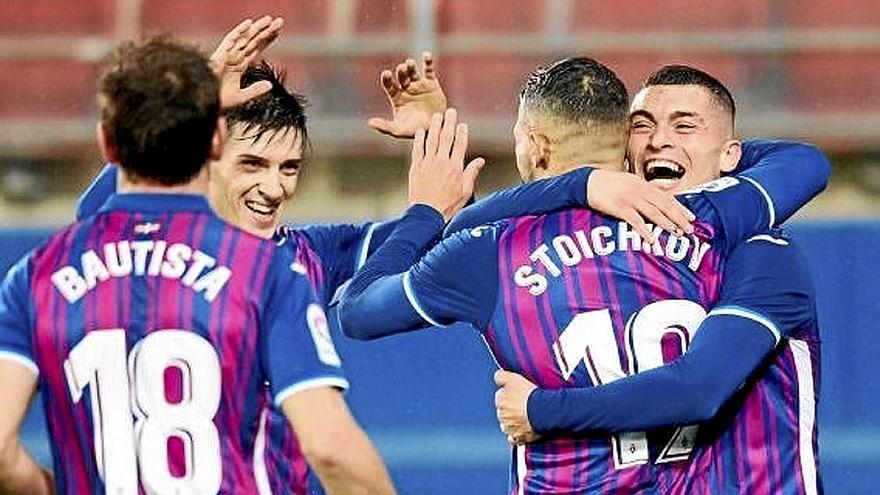 Stoichkov le da al Eibar la victoria y el liderato