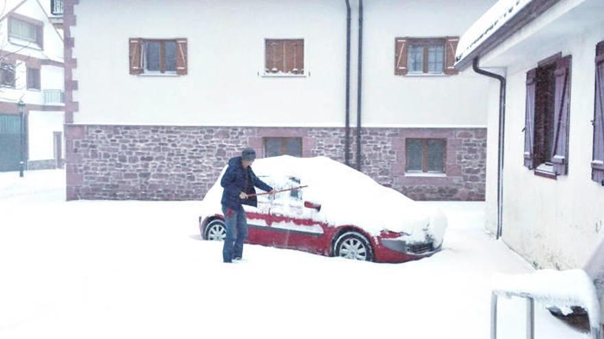 La nieve deja espesores de más de 20 cm en zonas de montaña y cierra ...