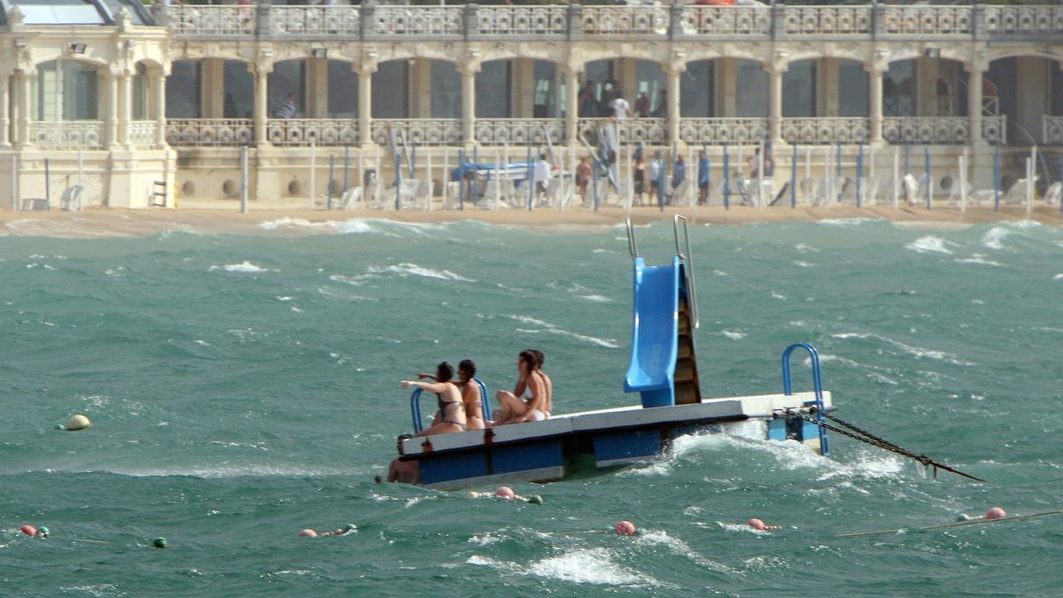 Donostia - San Sebastián retira los gabarrones e impide el acceso a la isla por el oleaje