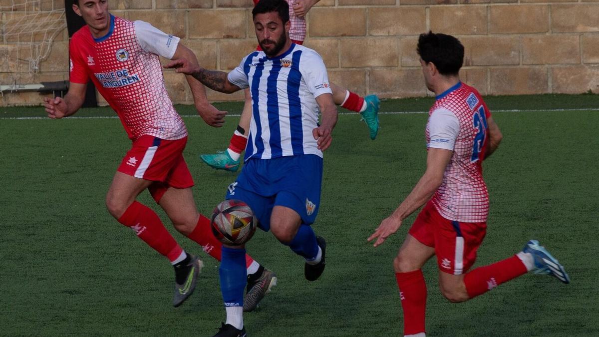 El Izarra se lleva el derbi