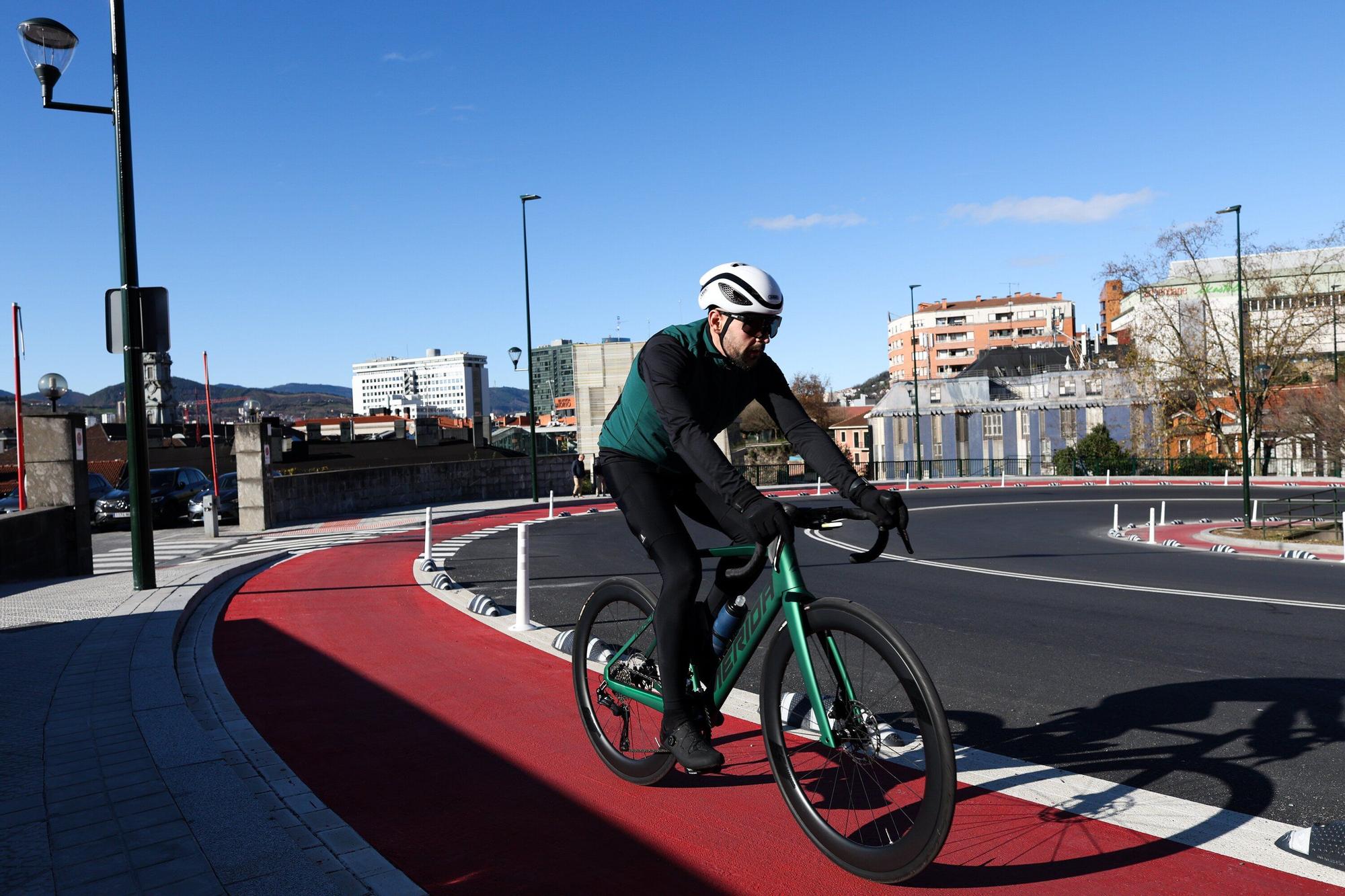En imágenes: Bilbao estrena el nuevo bidegorri que conecta con Begoña