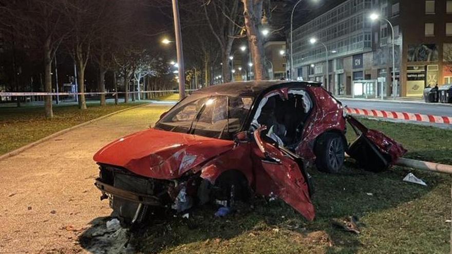 Espectacular accidente entre dos coches frente a la comisaría en Vitoria con tres heridos