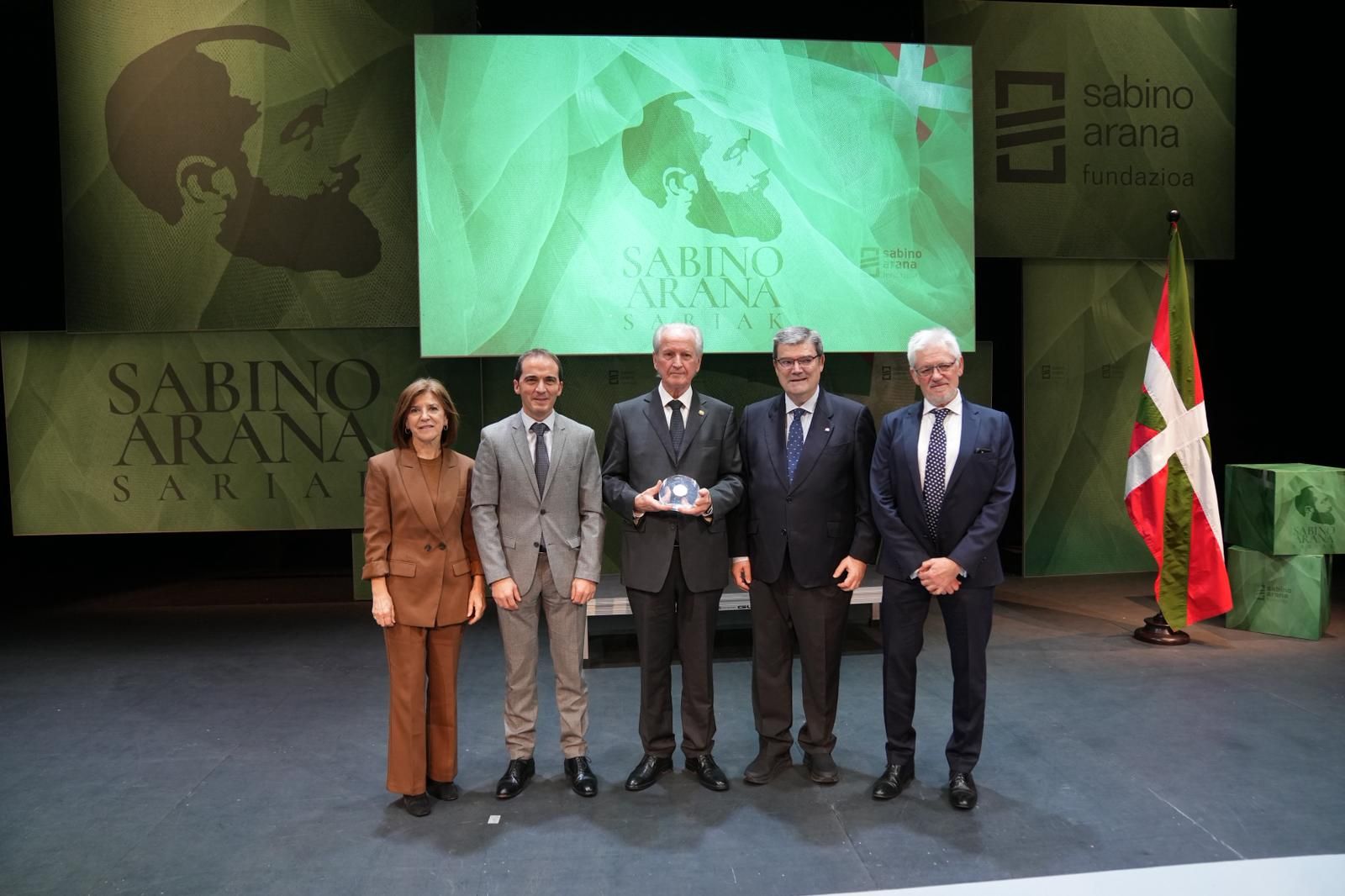 Un barco dragón toma el Urumea por un motivo solidario