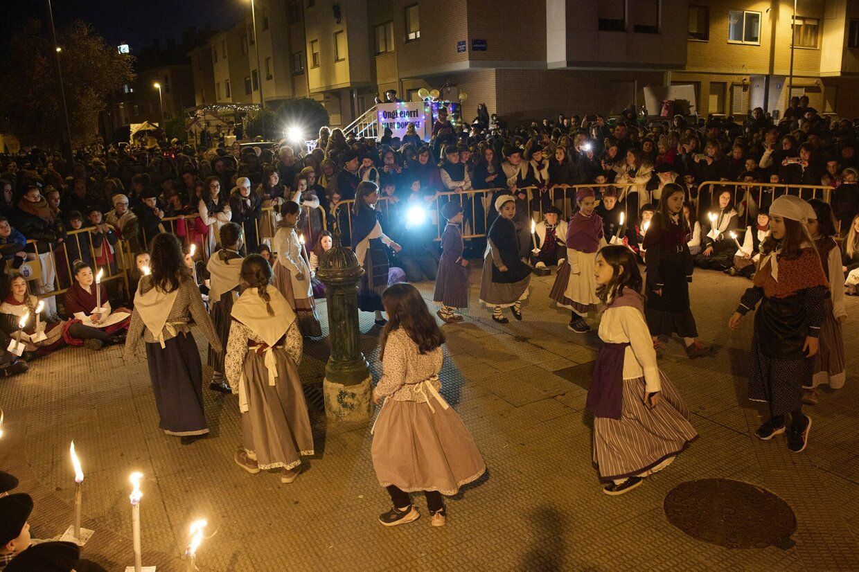 La luz de las antorchas recibe a Olentzero en Ansoáin
