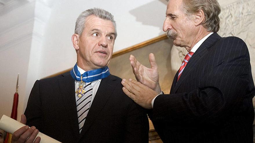 Aguirre se define como "bicultural" al recibir orden a Mérito Civil