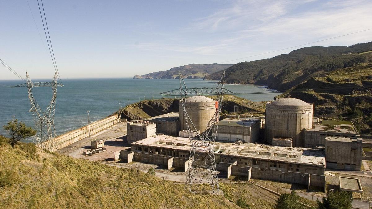 La fuerza del mar obliga a reforzar el muro que protege la central de ...