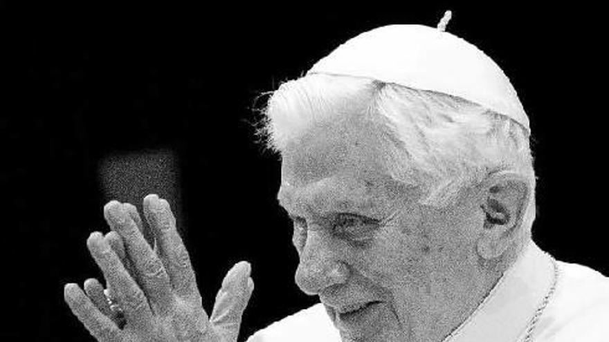 El Papa renuncia "por el bien de la Iglesia"