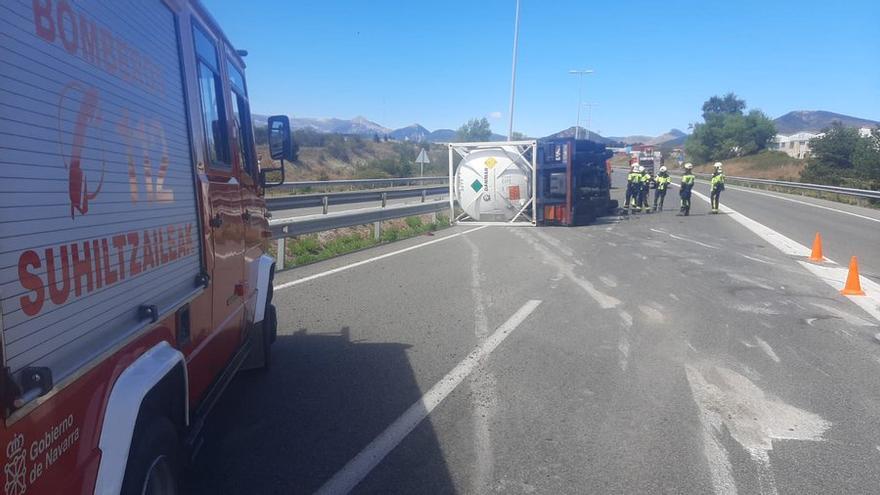 Herido un camionero tras volcar en Aizoain su camión con un contenedor de oxígeno líquido