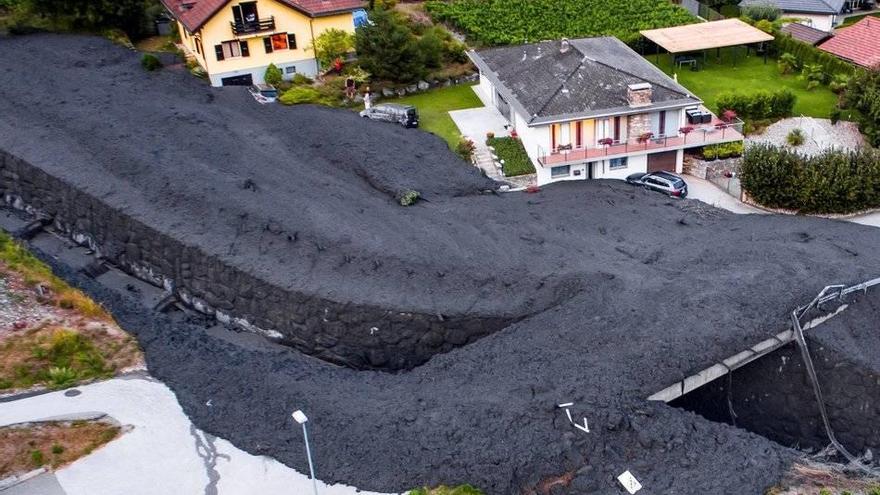 Impresionante imagen de un 'río' de lodo que cubre parte de un pueblo suizo