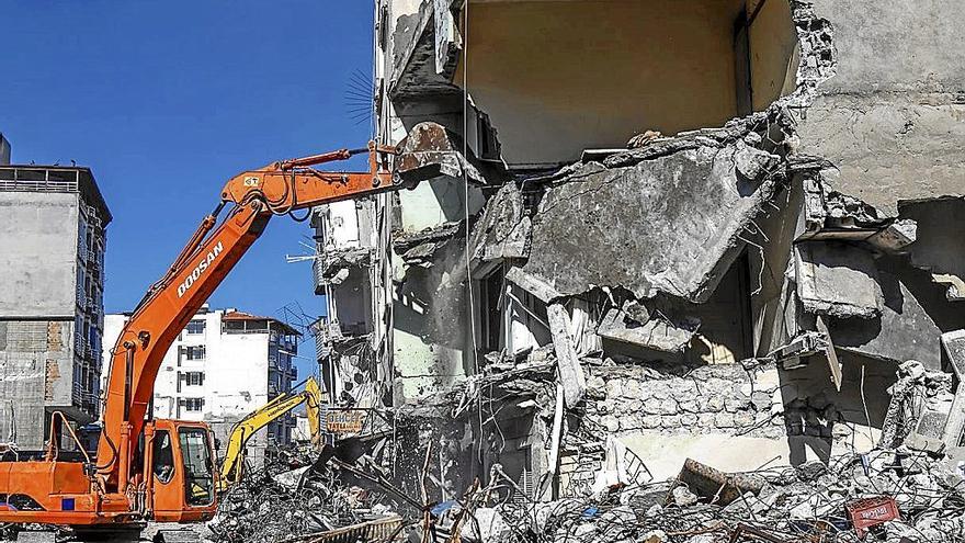 Turquía encarcela a 54 sospechosos del derrumbe de edificios tras el ...
